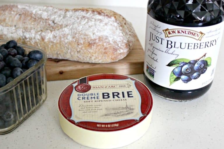 Baked Brie With Blueberries and Honey Recipe • Confessions of an ...